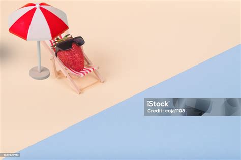 갑판 의자 일광욕 우산 해변에서 선글라스를 착용한 딸기로 만든 창의적인 여름 아이디어 0명에 대한 스톡 사진 및 기타 이미지 0명 개념 과일 Istock