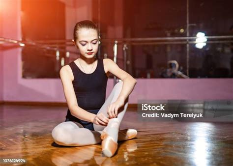블랙 바디와 매 포인트 발레 슈즈는 나무 바닥에 앉아 있는 젊은 발레리 나 Theatrical Performance에 대한 스톡 사진 및 기타 이미지 Theatrical