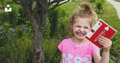 빨간색과 흰색 상자를 들고 분홍색과 흰색 크루넥 티셔츠를 입은 소녀 사진 Unsplash의 무료 미국 이미지