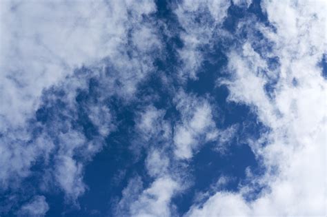 푸른 하늘과 하얀 구름 여름 화창한 날에 전형적인 푸른 하늘입니다 네덜란드에 대한 스톡 사진 및 기타 이미지 네덜란드 자연 0명 Istock