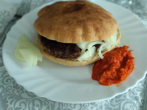 Domaće Lepinje I ćevapi Koje Je Vrlo Lako Napraviti Žena Vrsna