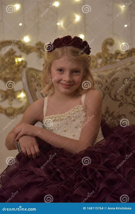 Junge Blonde Prinzessin In Elegantem Partykleid Stockfoto Bild Von Bezaubern Feier