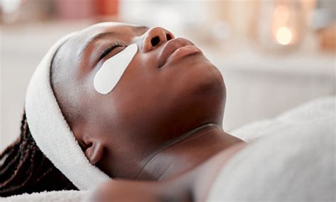 아름다움 긴장을 풀고 스킨케어 페이셜 트리트먼트 및 웰빙을 위해 스파에서 흑인 여성과 함께 아이 마스크를 착용합니다 건강 평화