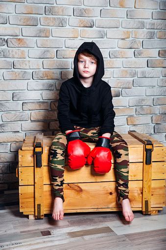 스튜디오에서 포즈 권투 장갑을 입고 검은 색의 셔츠에 금발 머리 드레싱과 함께 어린 소년 복 서 건강한 생활방식에 대한 스톡 사진 및 기타 이미지 Istock