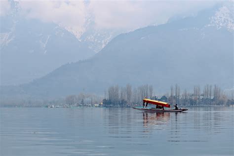 A Day In A Houseboat On Dal Lake Kashmir Travelparo