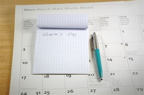 노트북 펜 및 캘린더가 있는 데스크톱입니다 여성의 날 컨셉 개념에 대한 스톡 사진 및 기타 이미지 개념 개념과 주제 공란 Istock