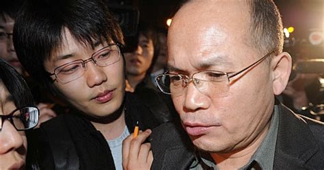 발표 후 병원 나서는 이문수 형사과장