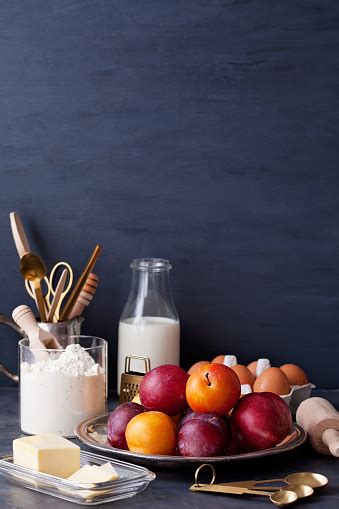 신선한 익은 매 실 제빵 재료와 요리 하 고 굽기 위한 주방 기구 요리사에 대한 스톡 사진 및 기타 이미지 요리사 자두 거품기 Istock