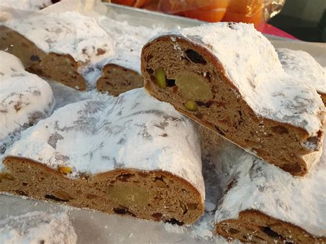 벌써 차가운 겨울이 성큼 다가왔네요j 동시에 크리스마스 시즌도 돌아왔어요 크리스마스엔 맛있는 먹을거리도 빼놓을 수 없죠~~ 직접 수제로 만든 독일식 전통 겨울 케이크