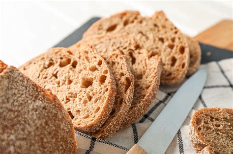 빵 칼 부엌 수건 및 흰색 나무 배경 근접 촬영 및 텍스트에 대 한 공간을 절단 보드와 함께 구성에 대 한 흰색 나무 배경 근접 촬영 및 공간에 케이크 나이프 주방 타월 및