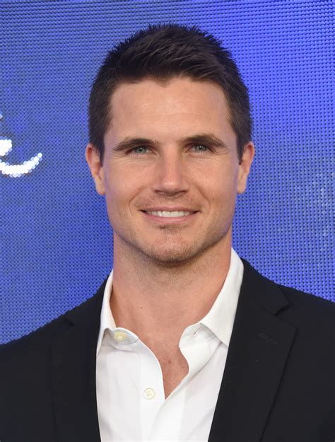 Famousnamespedia All About Robbie Amell