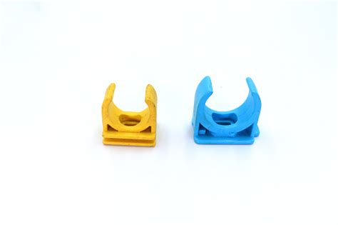 파란색 노란색 Pvc 파이프 연결 및 흰색 배경에 격리 된 파이프 클립 고해상도 이미지 갤러리 곡선에 대한 스톡 사진 및 기타