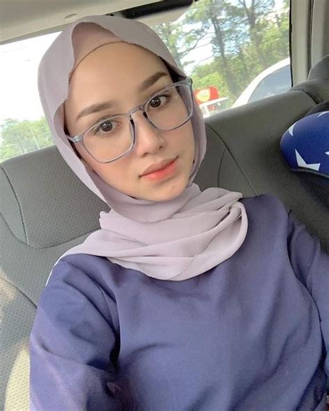 Perempuan Cantik Pakai Cermin Mata Kimberly Cornish