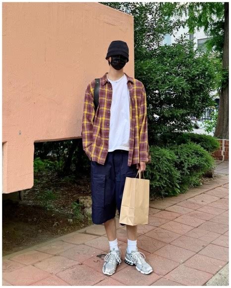 주우재 남친룩 리바이스 체크 셔츠 반바지코디에 착용한 나이키 운동화는 제이블