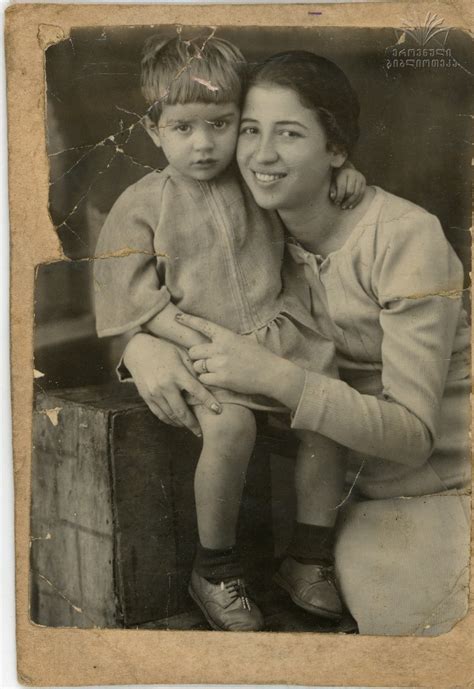 Iverieli ახალგაზრდა ქალი გოგონასთან ერთად