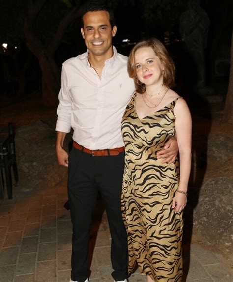 רותם סלע משיקה ולצידה מתייצבים הגברים של חייה Tmi