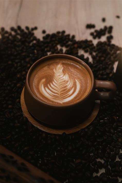 커피콩 속의 아늑한 라떼 디자인 · 무료 스톡 사진