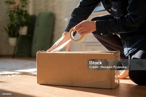 테이프와 상자를 들고 골판지를 포장하고 배송을 배송하는 사람 가정 생활에 대한 스톡 사진 및 기타 이미지 가정 생활 교통수단 나무 상자 Istock