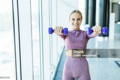 화려한 여자 리프팅 일부 무게 과 작업 에 그녀의 팔뚝 에 A 체육관 귀여운에 대한 스톡 사진 및 기타 이미지 귀여운 근육 덤벨 Istock
