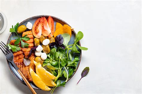 다양한 야채 치즈 과일을 곁들인 구운 붉은 생선 필레 연어와 함께 하는 건강한 균형 잡힌 점심 식사 0명에 대한 스톡 사진 및 기타 이미지 Istock