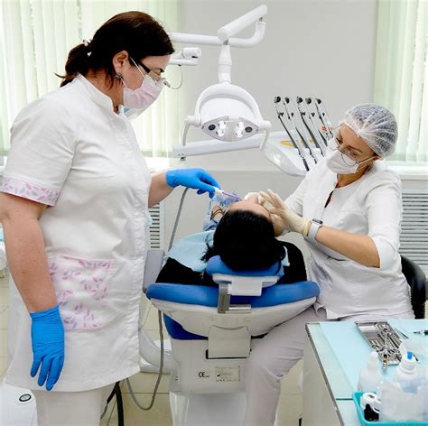 Зачем на запломбированный зуб ставить коронку醴 Казалось бы вылеченный зуб на нем стоит пломба