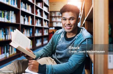 학생 남자 초상화 공부 장학금 및 시험 정보를 위한 책 읽기를 위해 도서관에 글을 씁니다 교육 사람 또는 바닥에 연구 노트 및 지식을위한 노트북에 만족 20 24세에 대한