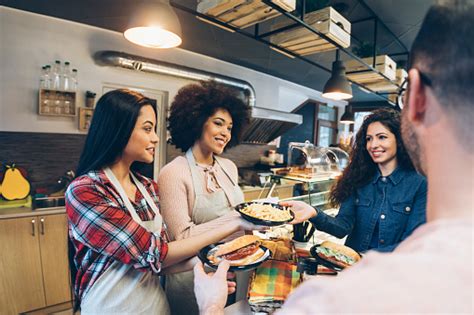 젊은 이들이 패스트 푸드 레스토랑에서 햄버거와 감자 튀김을 먹는 레스토랑에 대한 스톡 사진 및 기타 이미지 레스토랑 서비스 주문하기 Istock