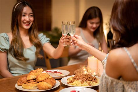 젊은이들은 저녁 식사 동안 축하하고 행복으로 건배하기 위해 샴페인 한 잔과 함께 울부 짖습니다 20 24세에 대한 스톡 사진 및 기타 이미지 Istock