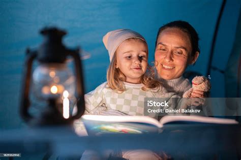 호수에서 가족 캠핑 텐트에서 엄마와 함께하는 취침 시간 이야기 복사 공간 2 3 살에 대한 스톡 사진 및 기타 이미지 2 3 살 2명 40 44세 Istock