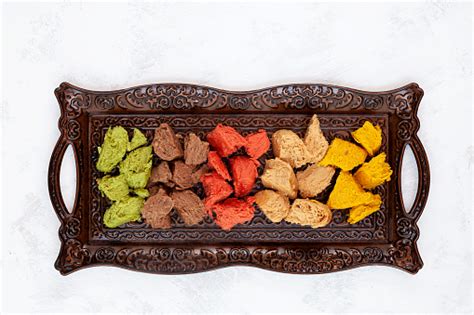 갈색 금속 트레이에 여러 가지 빛깔의 할바 상단 보기 복사 공간 야채를 기반으로 맛있는 동양 과자 음식에 대한 스톡 사진 및 기타 이미지 Istock