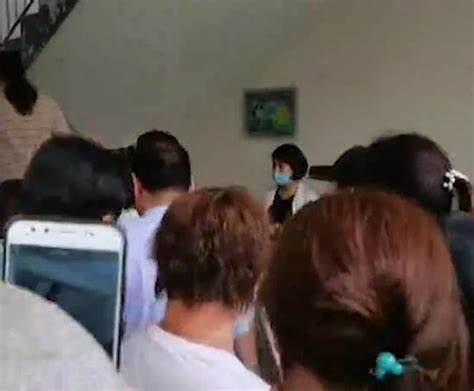 54名小学生被老师抽屁股，家长包围学校办公室！军事中华网
