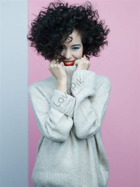 세련된 룩 북 밝은 봄을 위한 다채로운 파스텔 배경에 오버사이즈 풀오버를 입은 아름다운 아시아 여성의 가을겨울 스튜디오 패션 초상화 사진 무료 다운로드 Lovepik