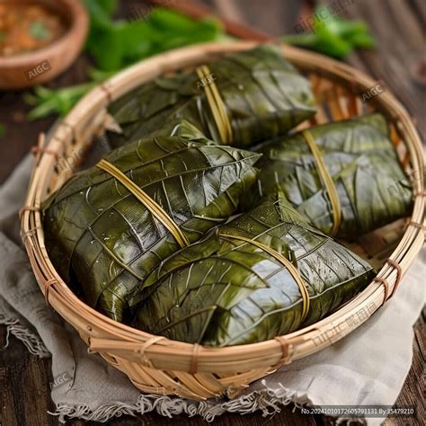 Ai创作图竹盘里的粽子 端午节蒸笼里的粽子 蒸笼里放着粽子 粽子场景图 荷叶包糯米 灰水粽主图 粽粑竹叶 特色小吃竹叶黄粑 粽叶粑 粽叶包肉 荷叶糯米 粽子棚拍 传统美食荷香糯米鸡 篮子上粽子