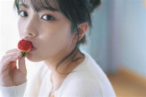 与田祐希、 笑点”の写真集カット【写真複数】：中日スポーツ・東京中日スポーツ