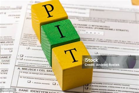 폴란드의 연간 세금 정착 개인을위한 양식 단어 Pit와 나무 블록 피트 스톱에 대한 스톡 사진 및 기타 이미지 피트 스톱 폴란드 세금 양식 Istock