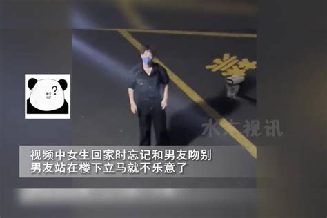 女生回家时忘记和男友吻别，男友比划半天急得直跺脚：流程必须走