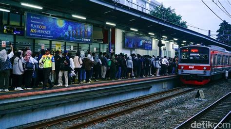 Peron Krl Cawang Mengular Penumpang Jurusan Bogor Membludak