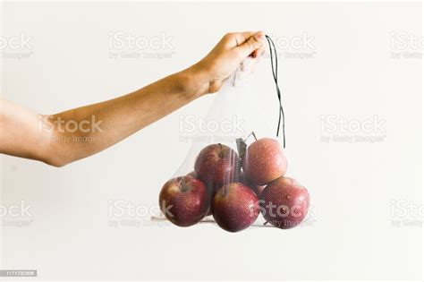 흰색 배경에 신선한 제철 사과가 가득한 재사용 가능한 친환경 가방 가방에 대한 스톡 사진 및 기타 이미지 가방 감소 개념 Istock