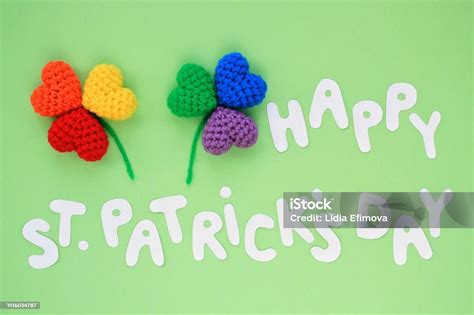 해피 성 패트릭의 날 레터링과 녹색 배경에 두 개의 무지개 토끼풀 잎 0명에 대한 스톡 사진 및 기타 이미지 0명 St Patricks Day 게이 프라이드 상징