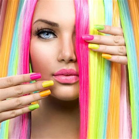 دختر زیبا با موهای رنگی رنگین کمانی و ناخن های رنگارنگ عکس با کیفیت عکس با کیفیت و وکتور لایه