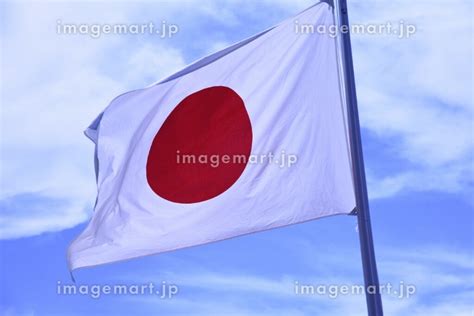 青空にはためく日本の国旗 日の丸の写真素材 195673368 イメージマート