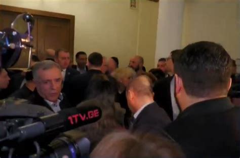 ამ წუთებში პარლამენტში ხმაურია შეკრებილები ე წ აგენტების კანონის განხილვას აპროტესტებენ
