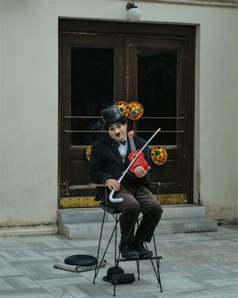 거리 공연가 거리 예술 검은 구두 검은 모자 검은 양복 공연 나비 넥타이 도시 도시 문화 도시의 라이브 음악 무언극 문자 뮤지션 바이올린 배우