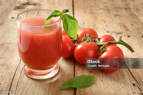 후추와 바 질 장식 소박한 나무 보드 복사 공간 건강 한 스무디 음료에 마시는 유리에 신선한 유기농 토마토 주스 선정 초점 필드의 좁은 깊이 0명에 대한 스톡 사진 및 기타