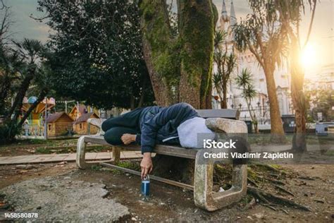 노숙자 또는 알코올 중독자가 벤치에서 자고 있습니다 도시 거리에 가난한 남자 거리에 대한 스톡 사진 및 기타 이미지 거리 마약 남용 유럽 Istock