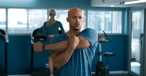 체육관에서 근육 워밍업 스포츠 트레이닝 및 운동 준비를위한 활동적이고 남성과 스트레칭 운동선수 남성 그리고 운동 신체 활동 및 성과를 위한 준비 센터 25 29세에 대한