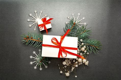 2020 새해 복 야 메리 크리스마스 장식 플랫 레이 기프트 박스 빨간 리본 가문비 나무 가지 눈송이 탑 뷰 2020년에 대한