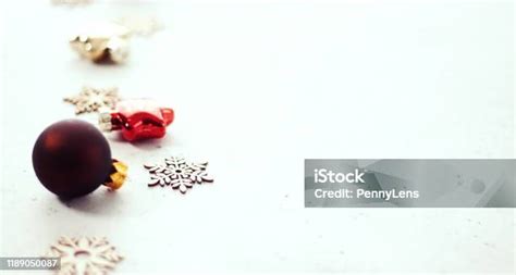 회색 배경에 크리스마스 빨간 Bauble 빨간색과 금색 나무 별 장식과 나무 눈송이 컷 아웃 장식품 0명에 대한 스톡 사진 및 기타 이미지 Istock