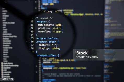 실제 css 코드 개발 화면입니다 프로그래밍 워크플로 추상 알고리즘 개념입니다 css의 라인 확대 렌즈 아래 보이는 코드 html에 대한 스톡 사진 및 기타 이미지 istock