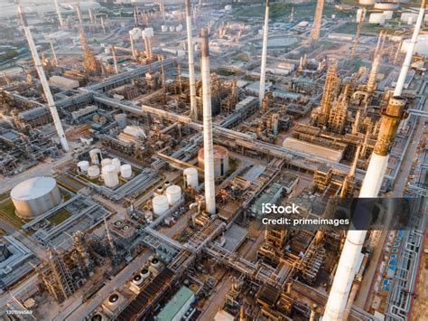 항공 보기 오일 선박 유조선 하중 또는 운송 사업 또는 에너지 개념 배경을 위한 정유 공장에서 하중 도크에서 오일을 하역 0명에 대한 스톡 사진 및 기타 이미지 Istock